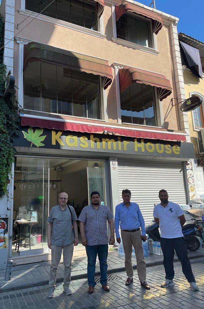 Kayani meets Kashmiri activists, lauds role of Mubeen Shah, Asif Dar